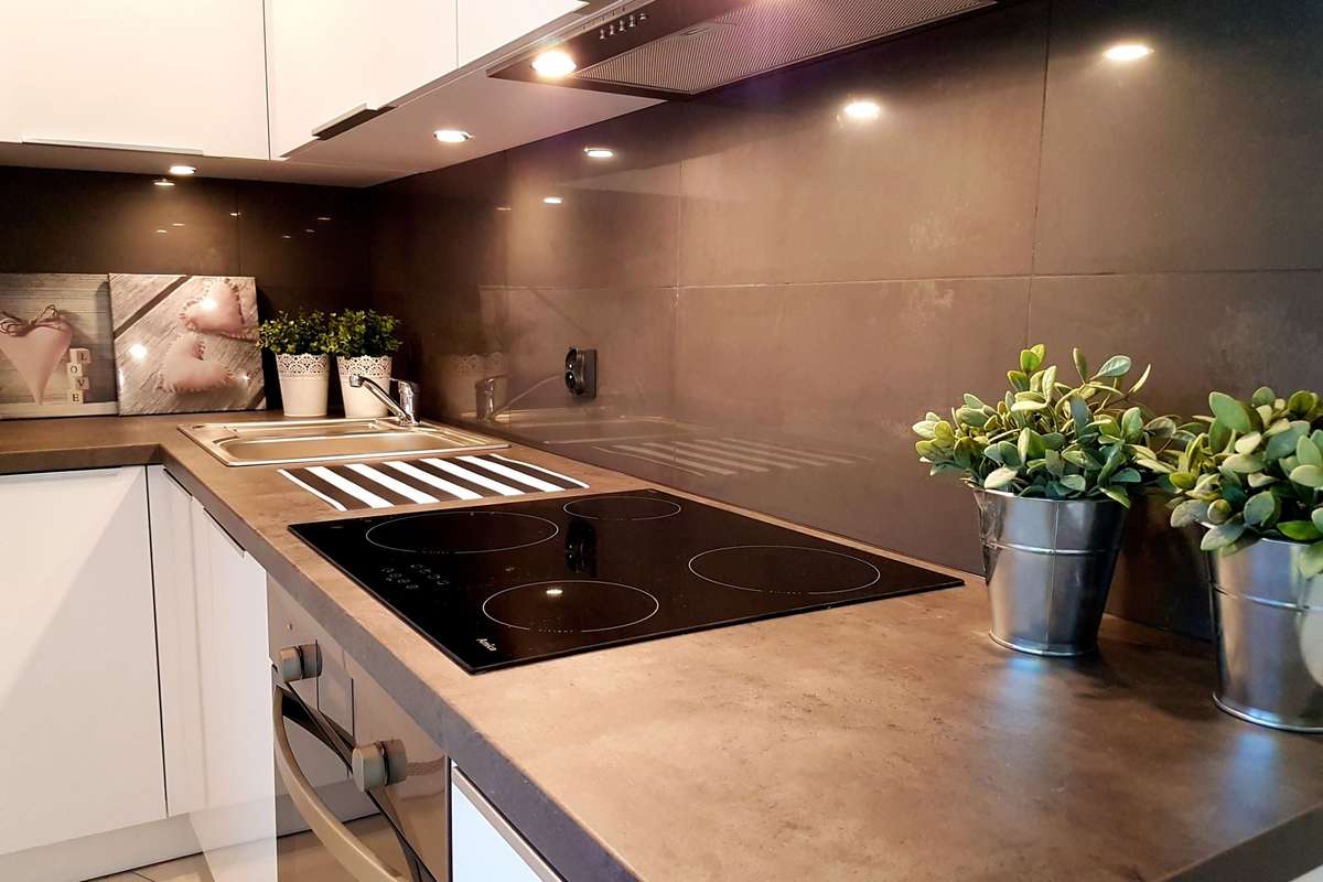 Modern Kitchen Splashbacks: Style & Protection